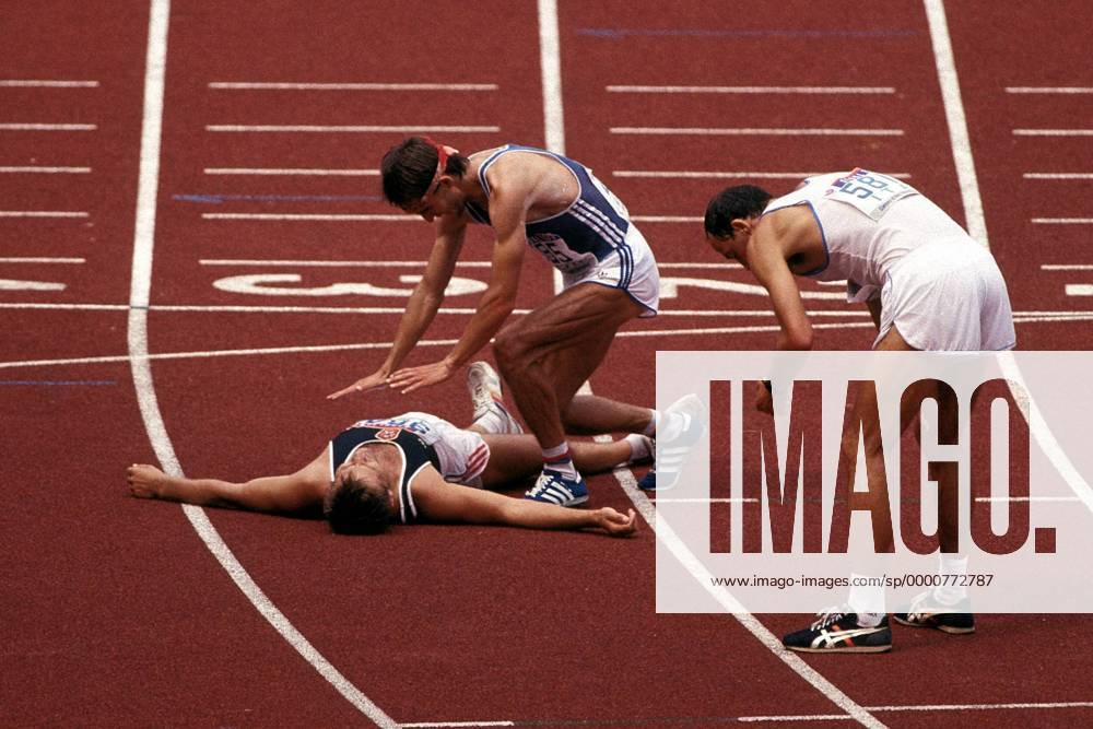 Olympiasieger Jozef Pribilinec erschöpft am Boden, Mitte: der ...