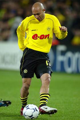 Leonardo Dede am Ball Fußball EC 1 Herren Champions League 2002 2003 ...
