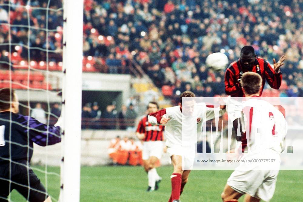 George Weah (Mitte, Milan) setzt sich gegen Roman Tyce (li., Prag ...