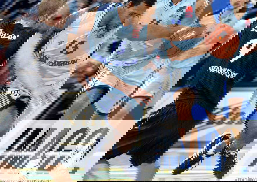 DeJuan Collins (Mitte, ALBA) geht an Travis Conlan (li., Frankfurt ...