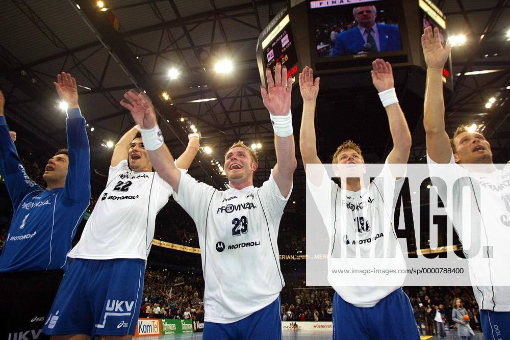 Mannschaftsjubel Flensburg nach ihrem Sieg, v.li. Torwart Frode Scheie ...