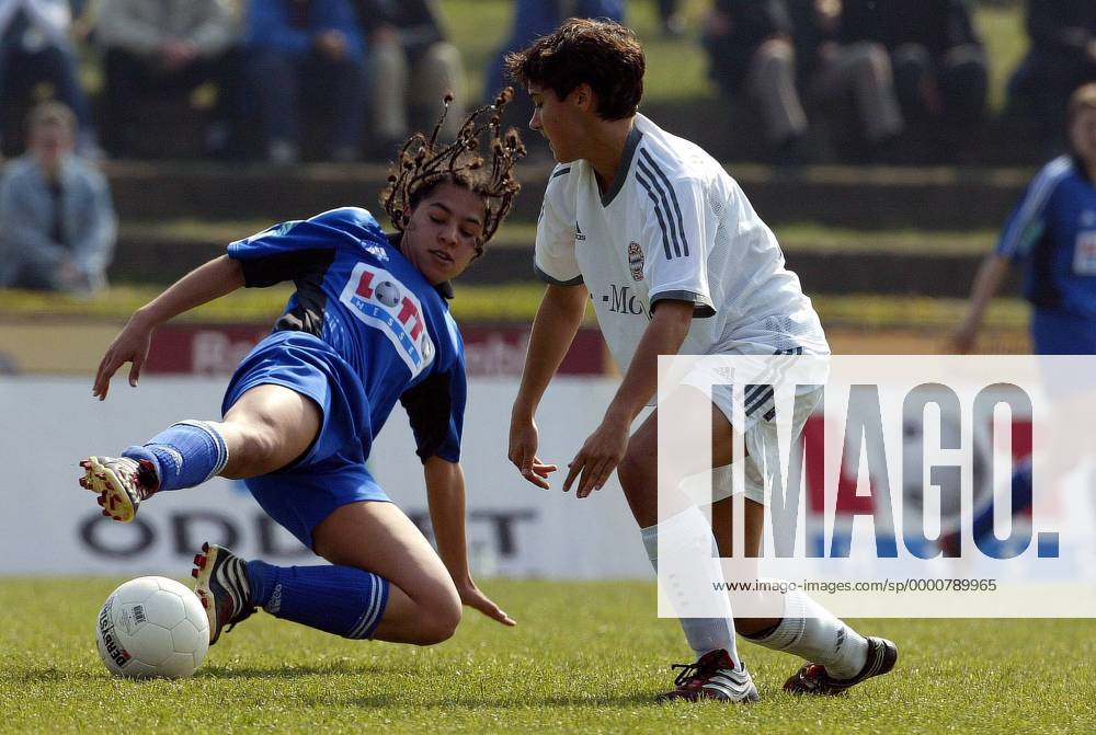 Jennifer Meier (Frankfurt, li.) gegen Sabine Loderer (Bayern) Fußball 1 ...