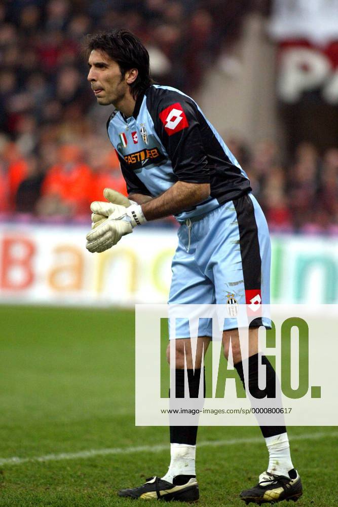 Torwart Gianluigi Buffon gespannt Fußball Herren Serie A 2002 2003, 1 ...