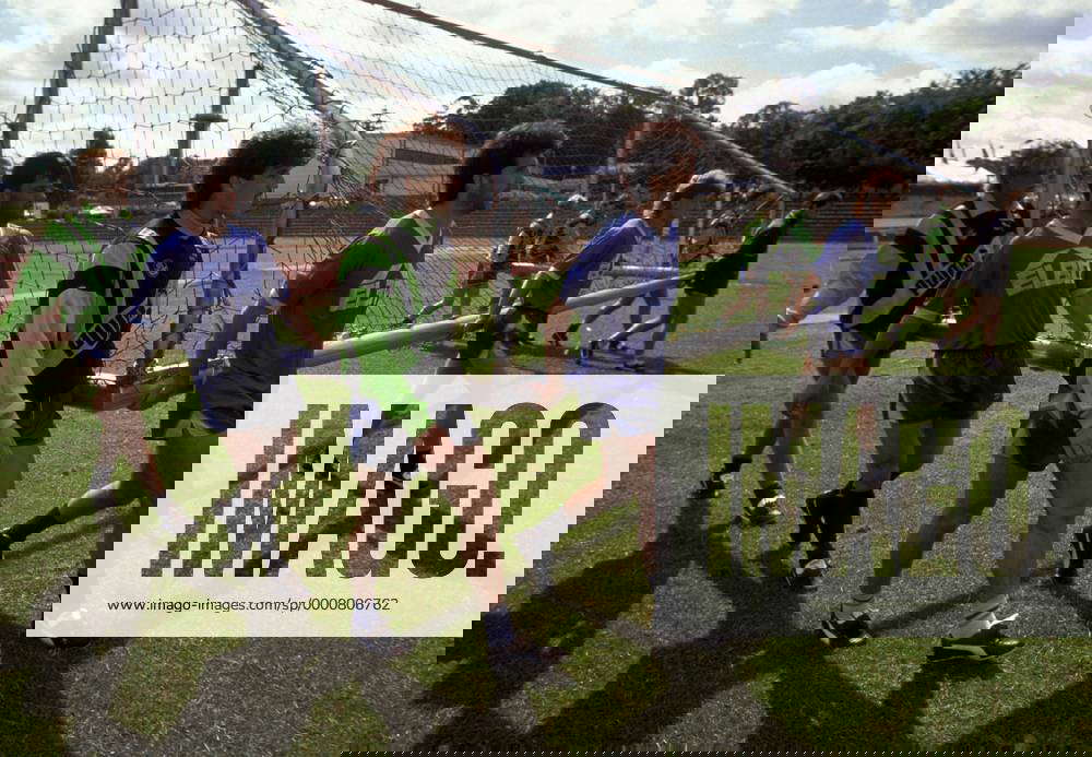 Rostocker Spieler tragen das Fußballtor, v.li.: Olaf Bodden, Oldrich ...