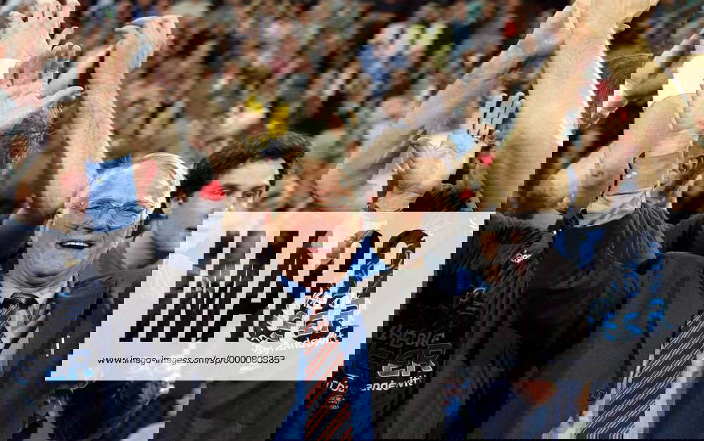 Ex-Manager Manfred Werner (li., Flensburg) jubelt nach Spielende ...