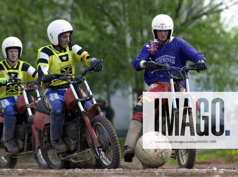 Spieler von MBC 70 90 Halle (blau) und MSV Dresden (gelb) beim ... Spieler von MBC 70 90 Halle (blau) und MSV Dresden (gelb) beim ...