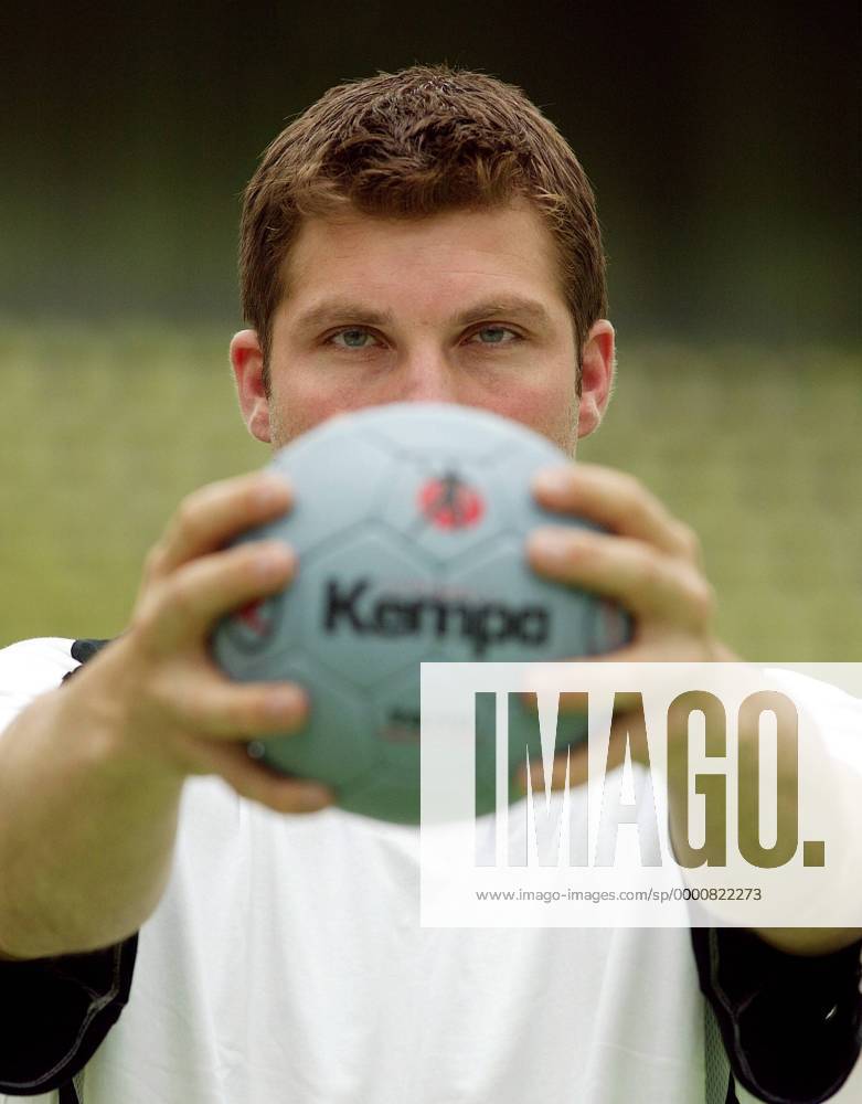 Daniel Stephan versteckt seinen Kopf hinter einem Kempa-Ball Handball 1 ...