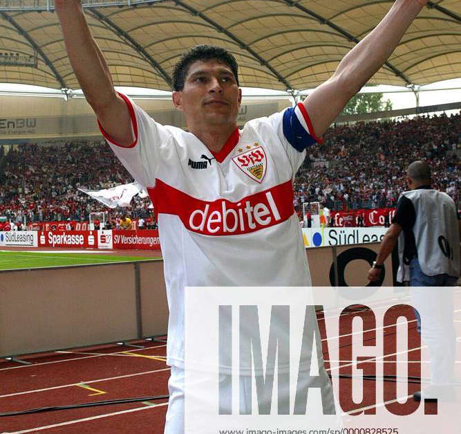 Krassimir Balakov (VfB Stuttgart) verabschiedet sich nach seinem ...