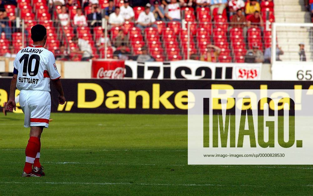 Krassimir Balakov (VfB Stuttgart) bekommt bei seinem Abschiedsspiel den ...