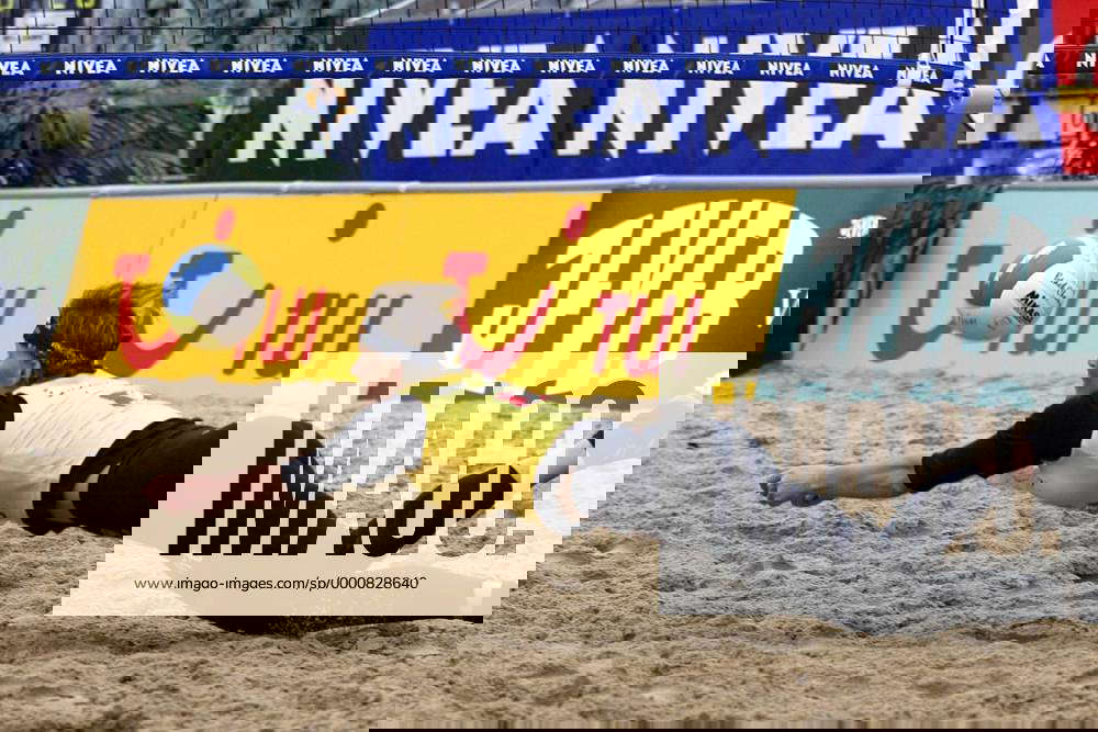 Ines Pianka (SSG Hamm Deutschland) mit eine Hechtbagger Beachvolleyball ...