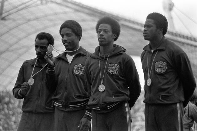 Die siegreiche Staffel der USA mit Larry Black, Robert Taylor, Gerald ...