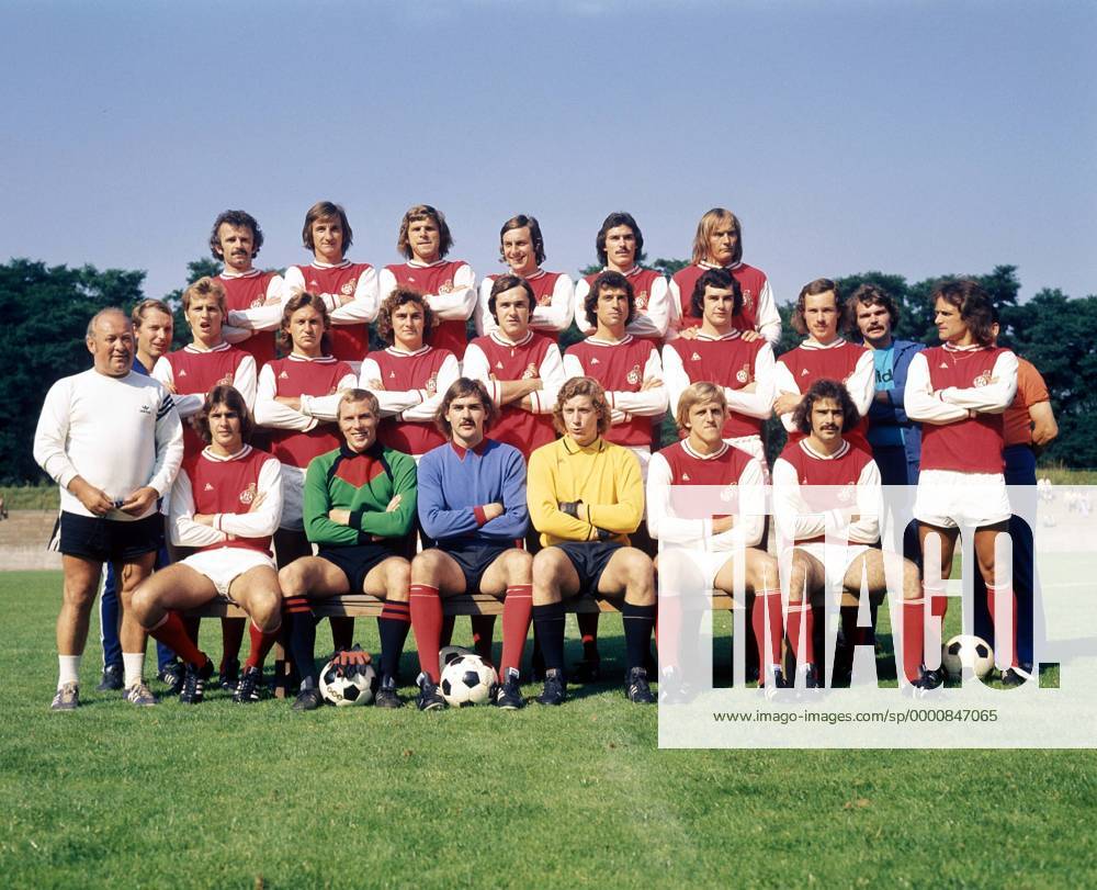 Kader 1. FC Köln 1974 1975, hinten v.li.: Heinz Simmet, Hannes Löhr ...