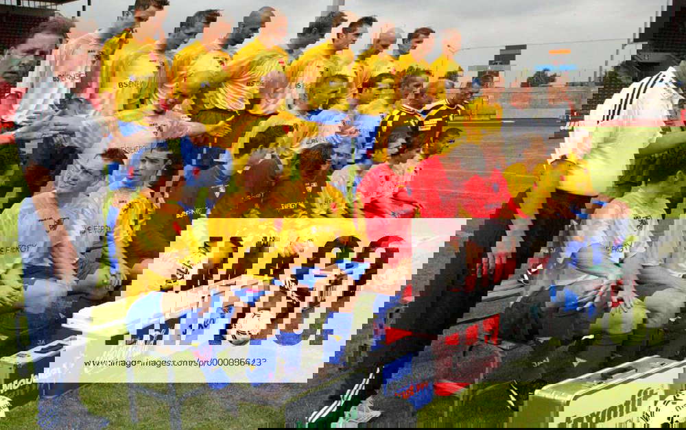 Trainer Uwe Reinders (li., Eintracht Braunschweig) bittet seine Spieler ...