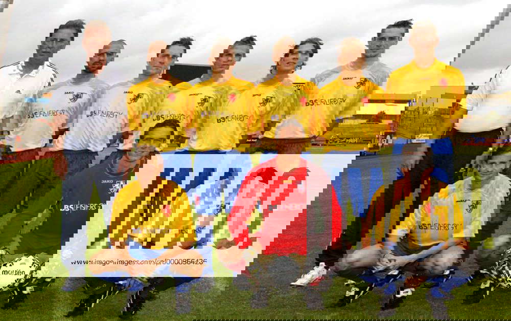 Trainer Uwe Reinders (hinten li., Eintracht Braunschweig) und seine ...