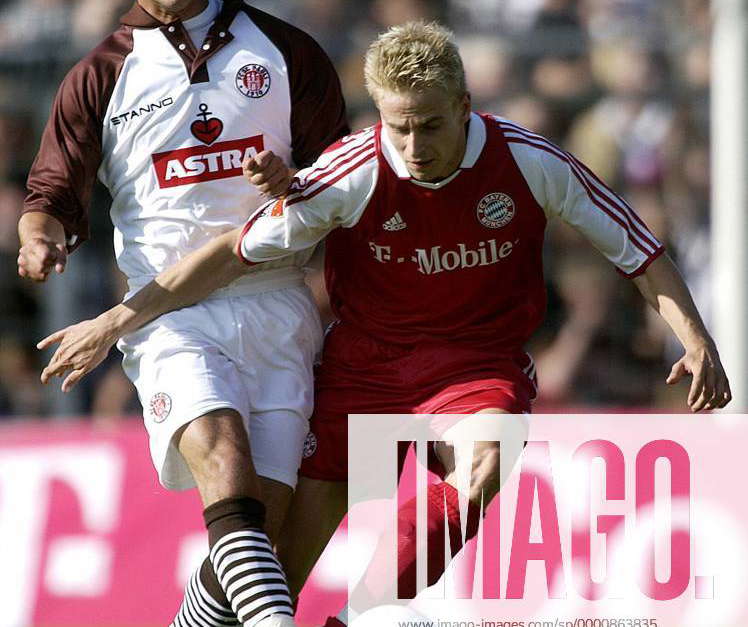 Tobias Rau (Bayern, re.) im Duell mit Audencio Musci (Pauli) Fußball ...