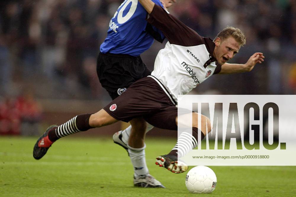 Daniel Sager (vorn, St. Pauli) gegen Radovic (Bielefeld) Fußball Herren ...