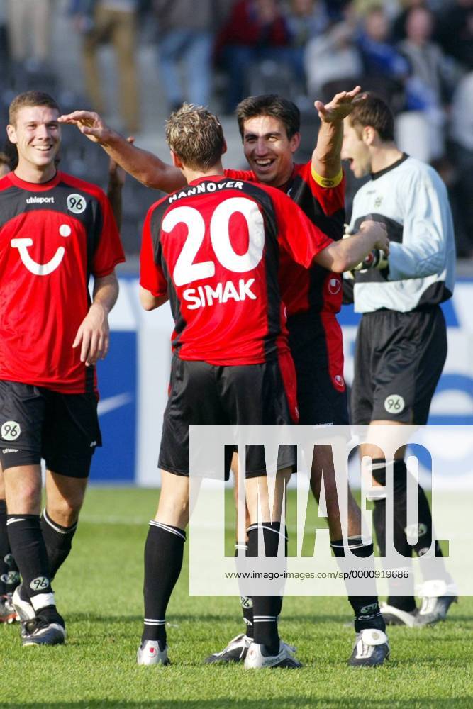 Kostas Konstantinidis (re.) jubelt mit Jan Simak (Mitte) und Vinicius ...