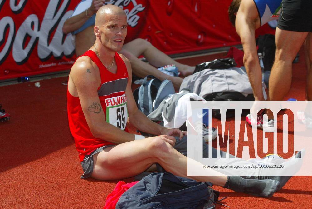 Falk Balzer (TuS Jena Deutschland) zieht sich die Hose an ...