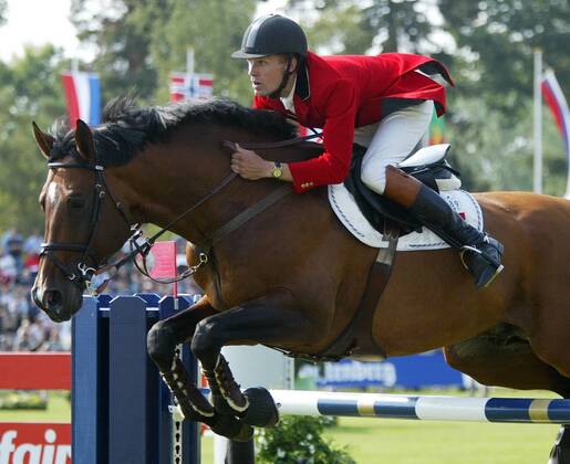 Thomas Velin (Dänemark) auf Equest Carnute beim Überqueren eines ...