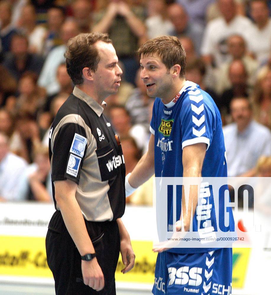 Daniel Stephan diskutiert mit Schiedsrichter Matthias Brauer Handball 1 ...