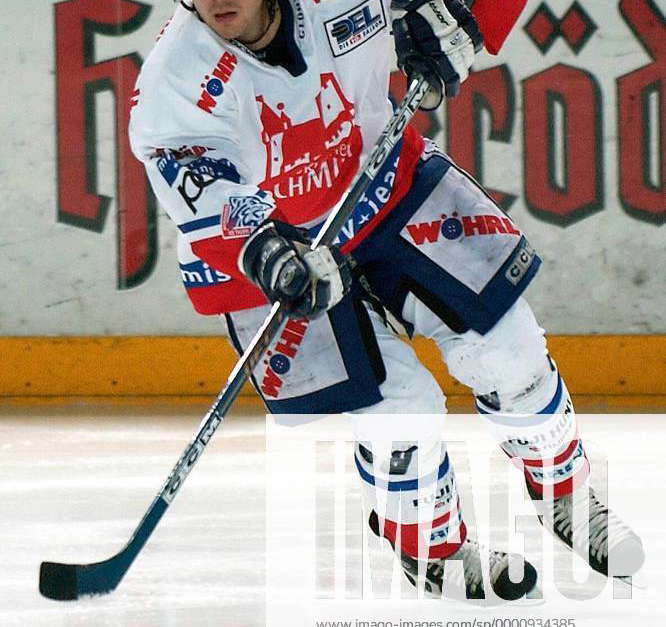 Greg Leeb (Nürnberg) am Puck Eishockey DEL Herren Deutsche Eishockey ...