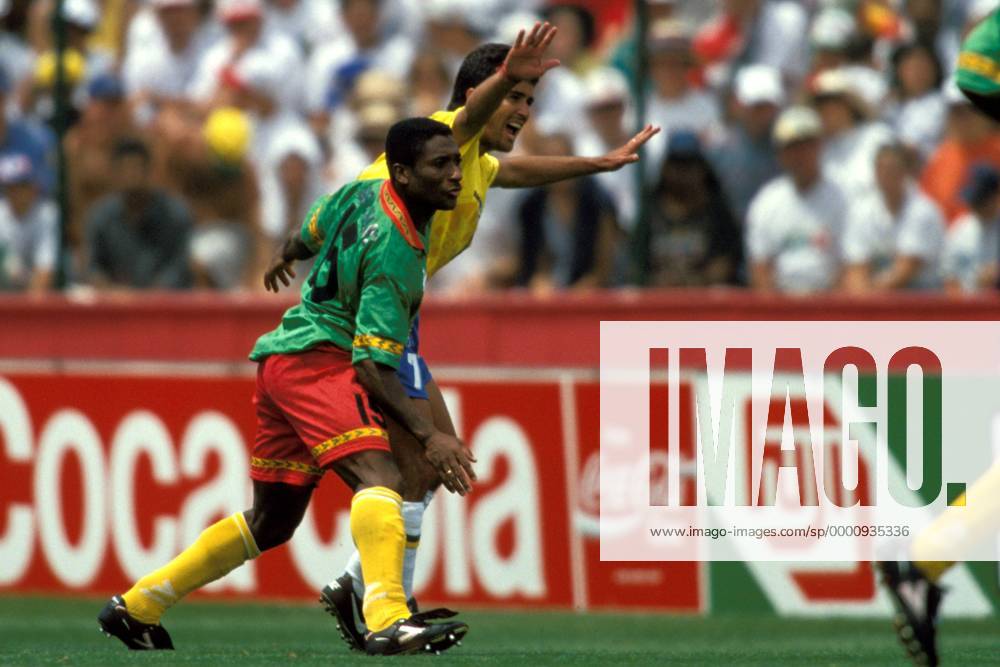 Hans Agbo (li., Kamerun) gegen Bebeto (Brasilien) Fußball WM Herren ...