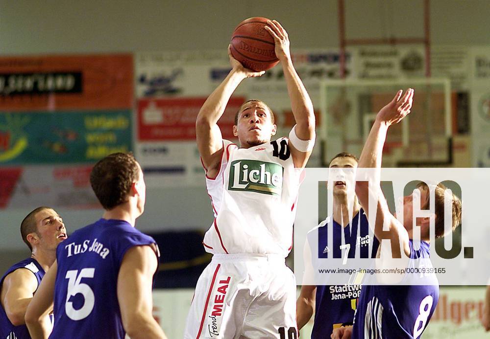 Nigel Moore (Mitte, Lich) - Korbwurf, Henning Gutt (li.), Michael ...