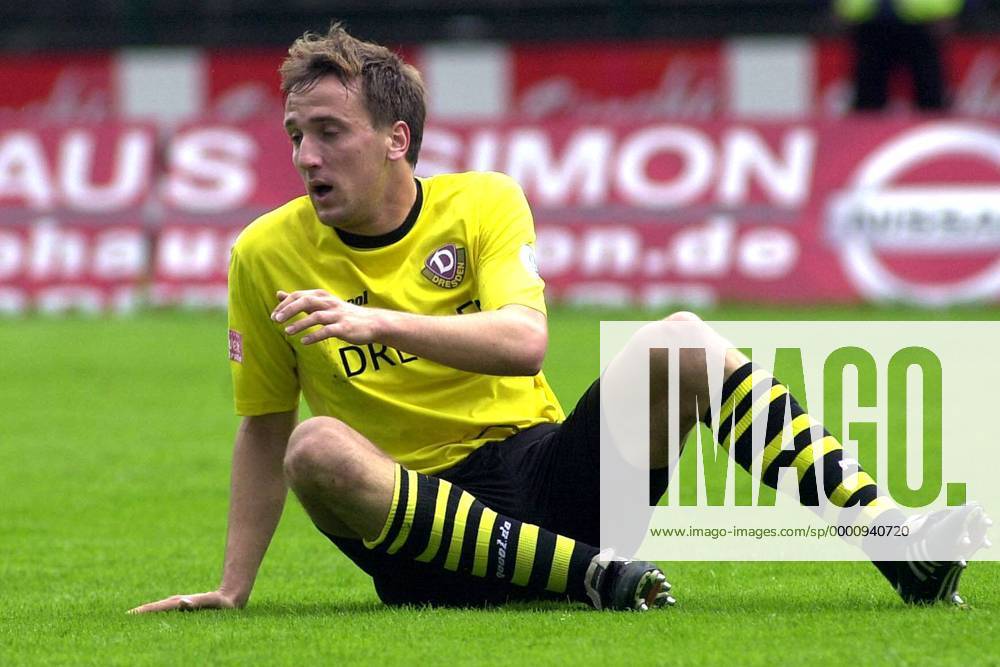 Thomas Neubert (Dresden) steht benommen auf Fußball Herren Regionalliga ...