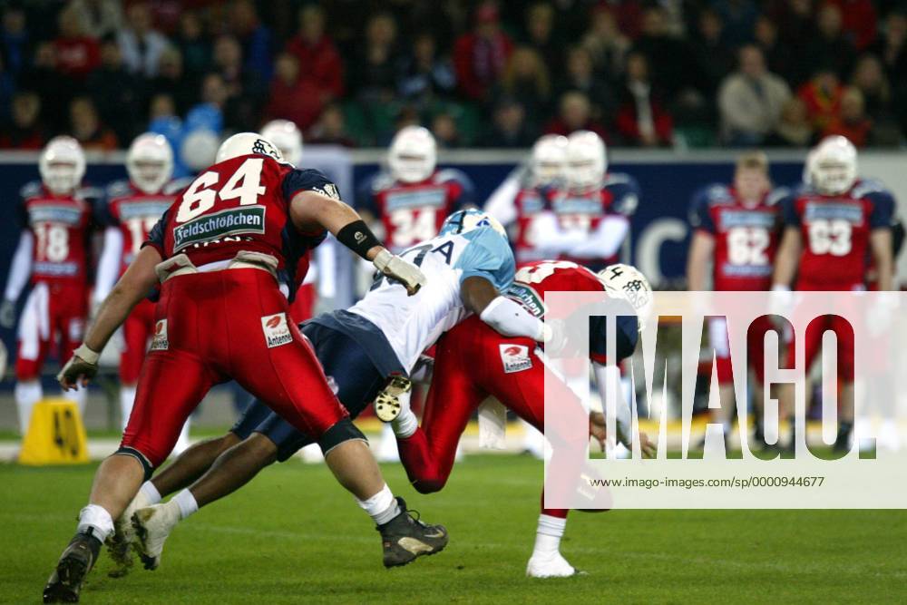 Quarterback Adrian Rainbow (Braunschweig, re.) wird von Defensive Back ...