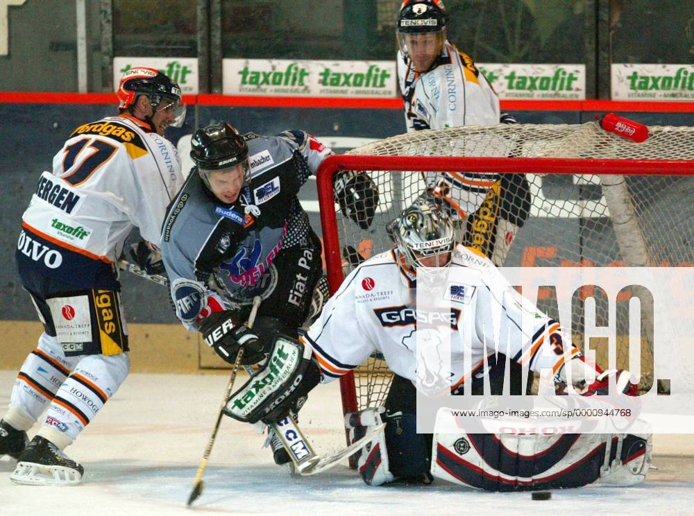 Markus Jocher reißt das Tor von Goalie Rich Parent um, li. Bergen ...