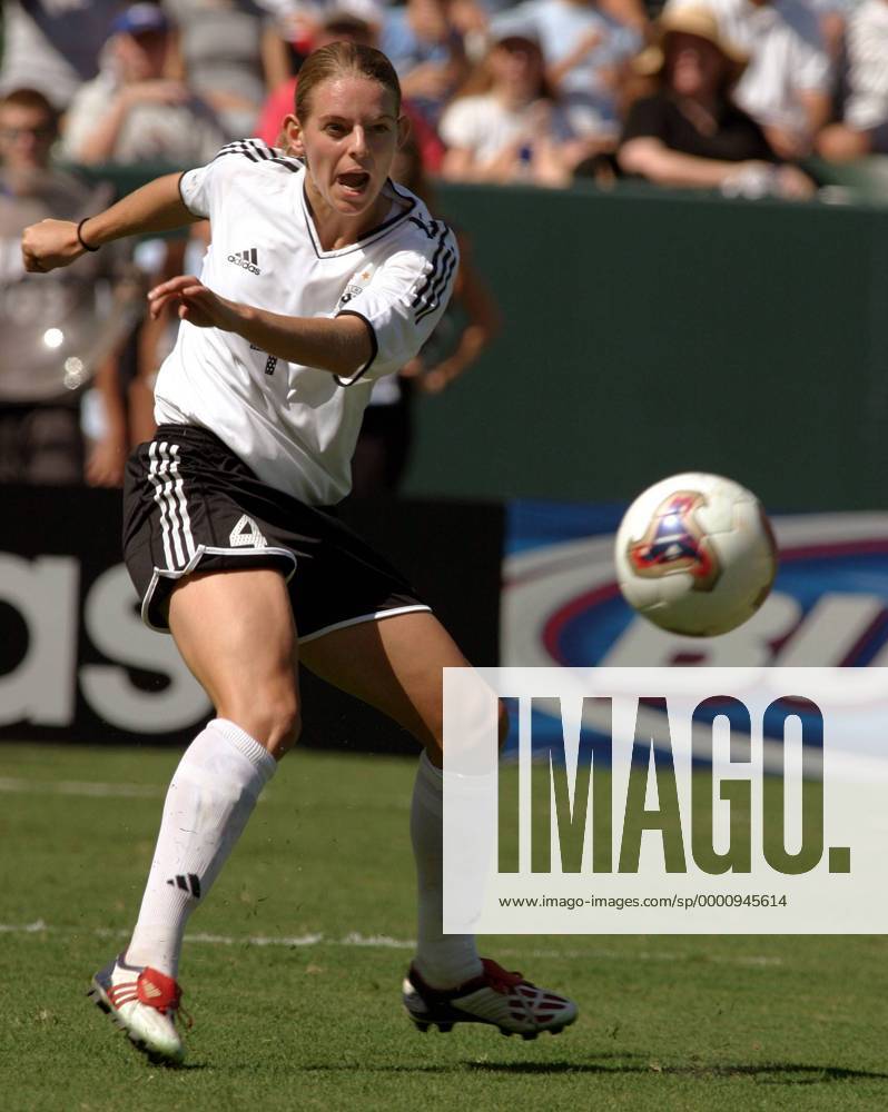 Nia Künzer schlägt eine Flanke Fußball WM Damen Weltmeisterschaft 2003 ...