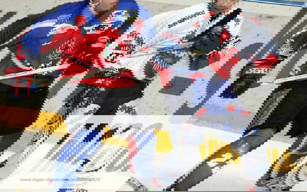 Sergej Stas (li., Freiburg) gegen Greg Leeb (Nürnberg) Eishockey DEL ...