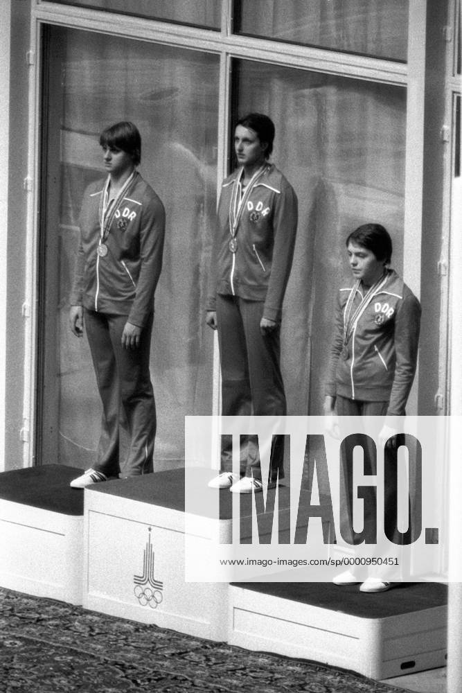 Siegerehrung 100m-Freistil der Damen: v.li. Caren Metschuck, Barbara ...