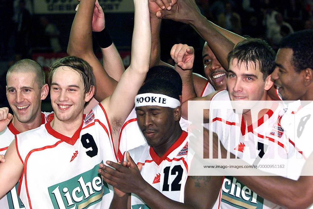 Schlußjubel Gießen, u. a. mit Jason Maile, Logi Gunnarsson, John Thomas ...