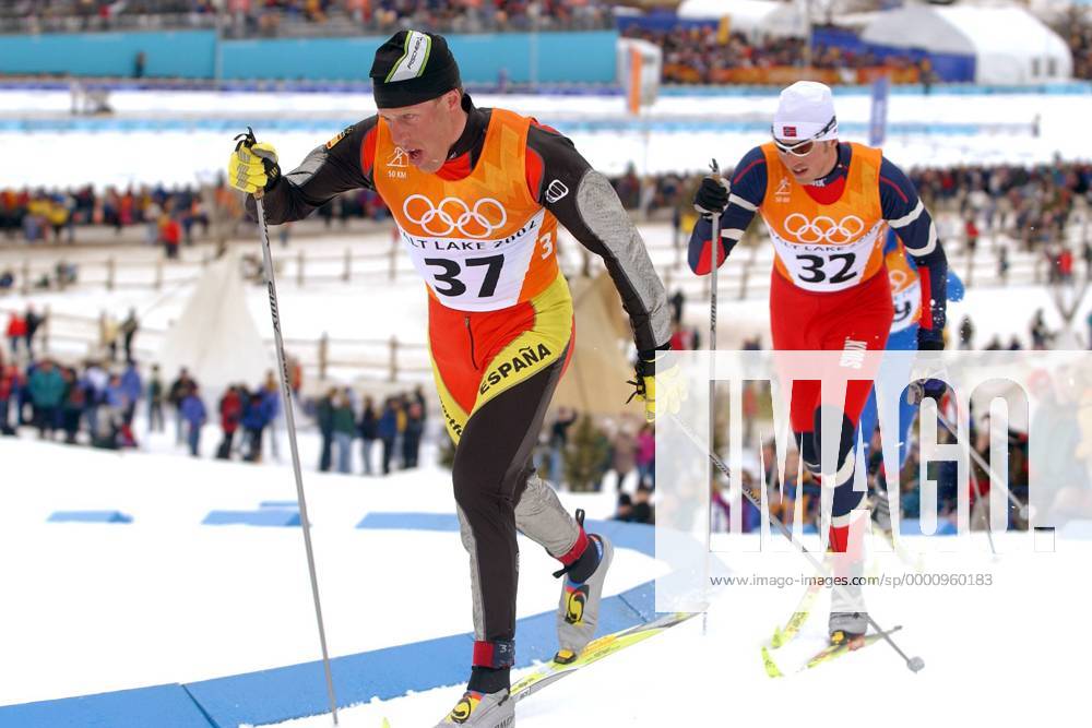 Johann Mühlegg (Spanien, li.) am Anstieg vor Frode Estil (Norwegen) Nordischer Skilauf OS Winter