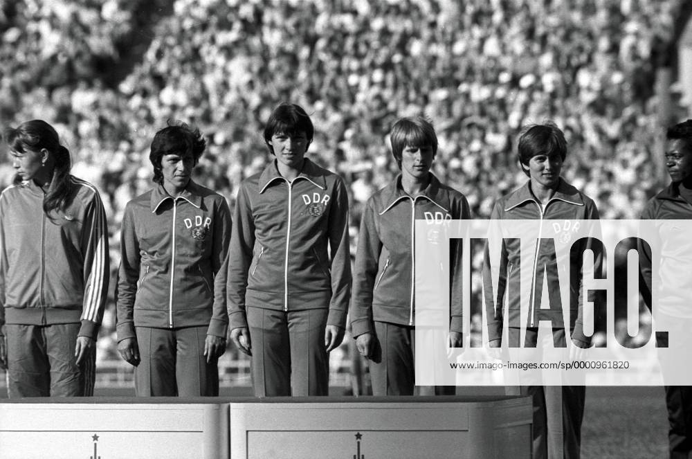 Die siegreiche DDR-Staffel, v.li. mit Romy Müller, Bärbel Wöckel ...