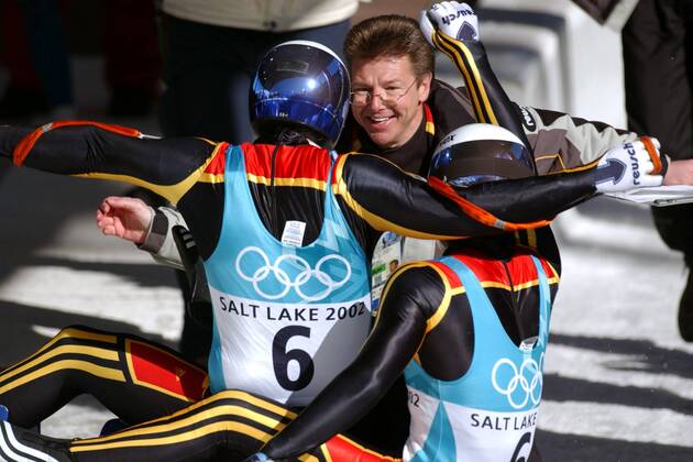 Patric-Fritz Leitner und Alexander Resch freuen sich zusammen mit einem ...