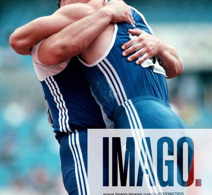 Olympiasieger Ulf Timmermann (re.) fällt jubelnd Udo Beyer (beide DDR ...