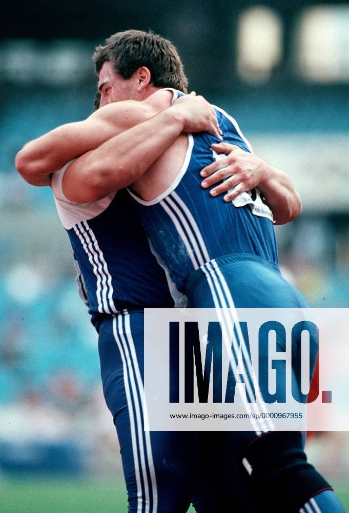 Olympiasieger Ulf Timmermann fällt jubelnd Udo Beyer in die Arme ...