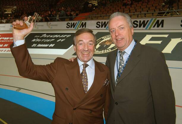 Sigi Renz, Rennleiter der Münchner Sixdays, mit Startpistole Radsport ...