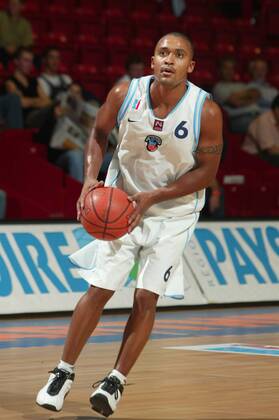 Eric Micoud (Paris) am Ball Basketball Herren Pro Ligue A 2001 2002, 1 ...