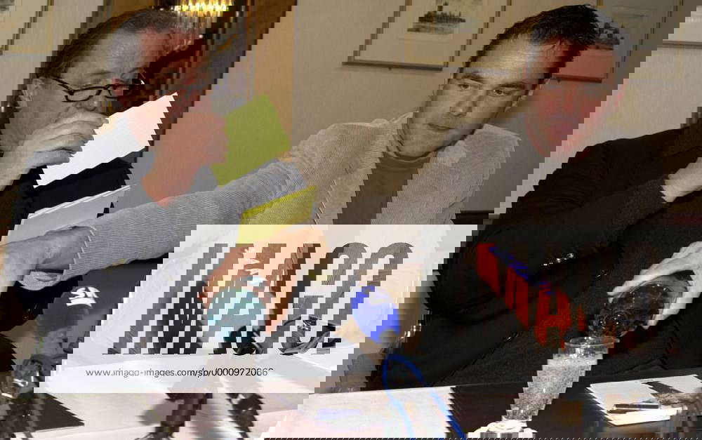 Trainer Eugen Hach (re.) schenkt Präsident Hartmut Ostermann (beide ...