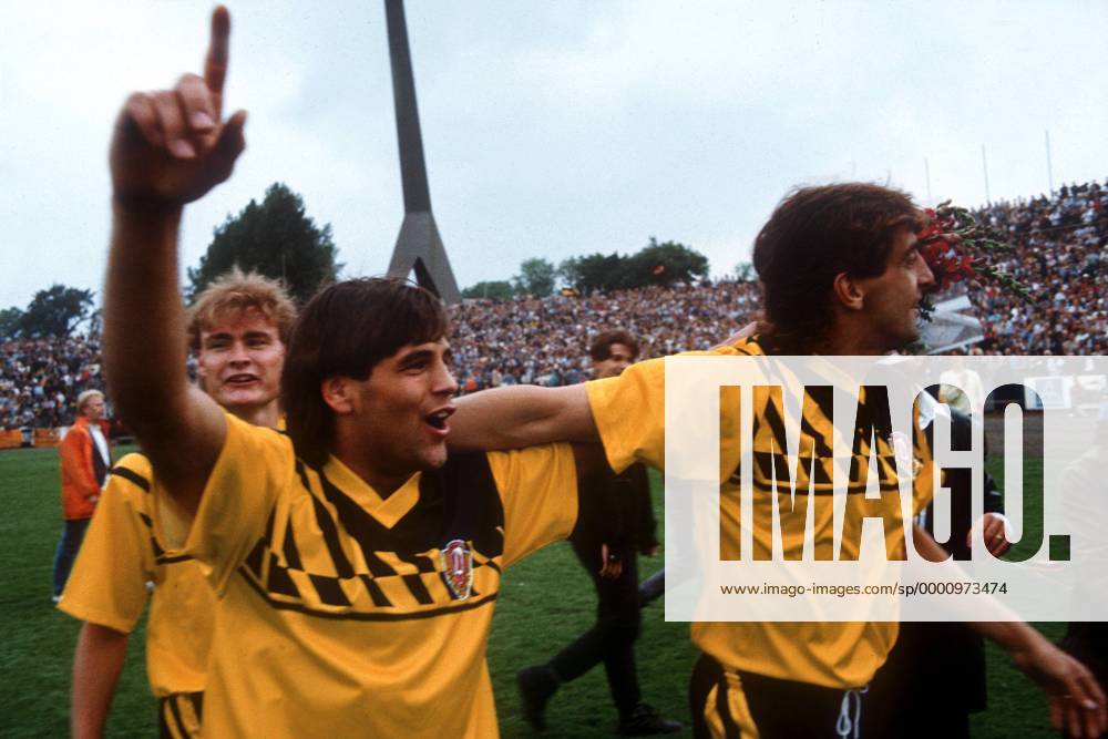 Ulf Kirsten (vorn li.) und Ralf Minge (re.) Arm in Arm während der ...