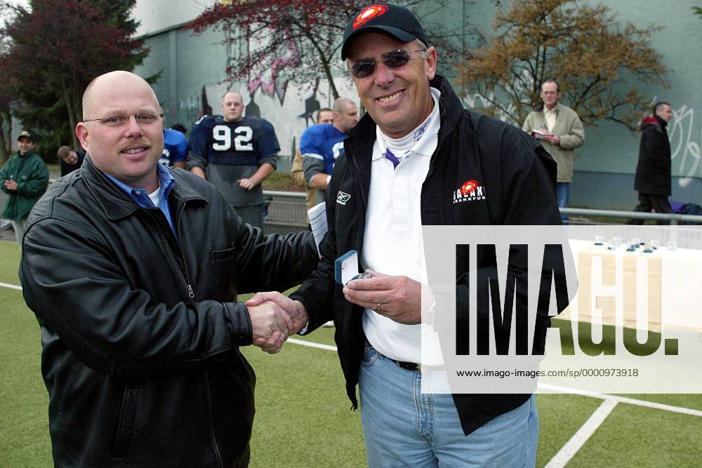 Der Director of Game Developement Nick Polk überreicht Head Coach ...