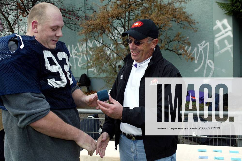 Head Coach Douglas Graber (re.) überreicht Defensive Tackle Dennis ...