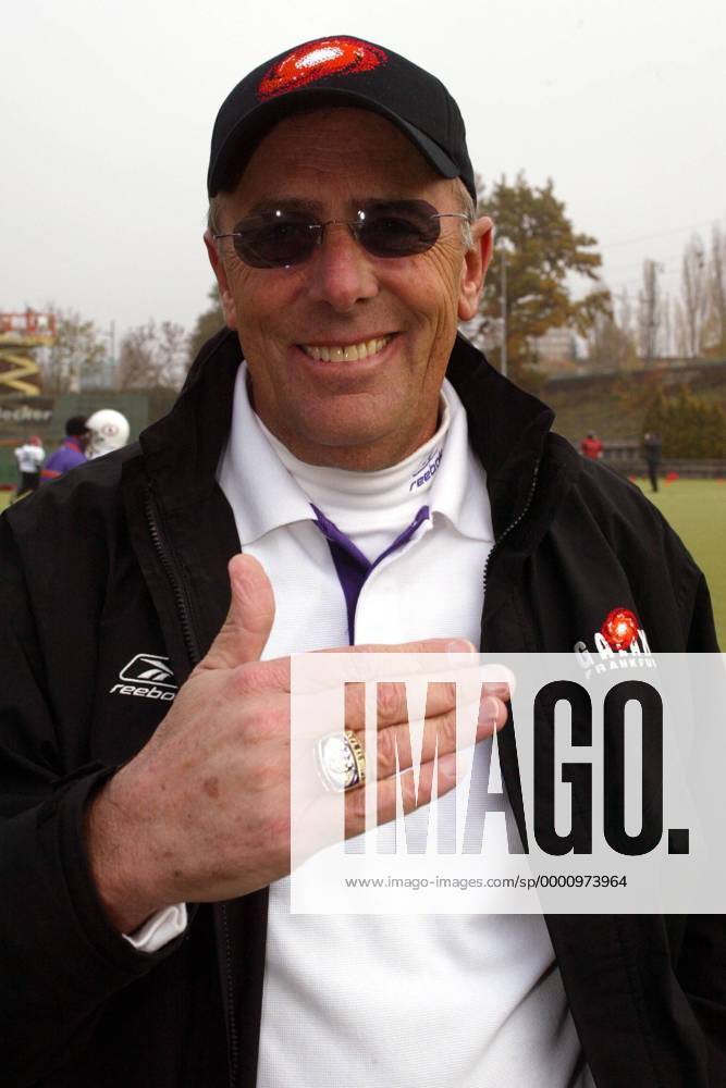 Head Coach Douglas Graber (Galaxy) präsentiert stolz seinen Worldbowl ...