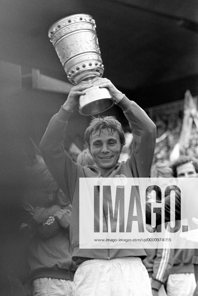 Reinhard Libuda (Schalke) mit dem DFB-Pokal Fußball 1. BL Herren DFB ...