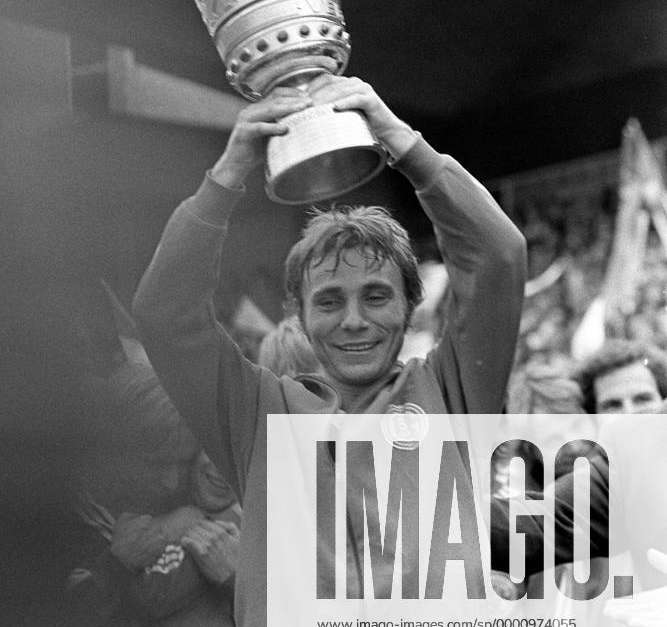 Reinhard Libuda (Schalke) mit dem DFB-Pokal Fußball 1. BL Herren DFB ...