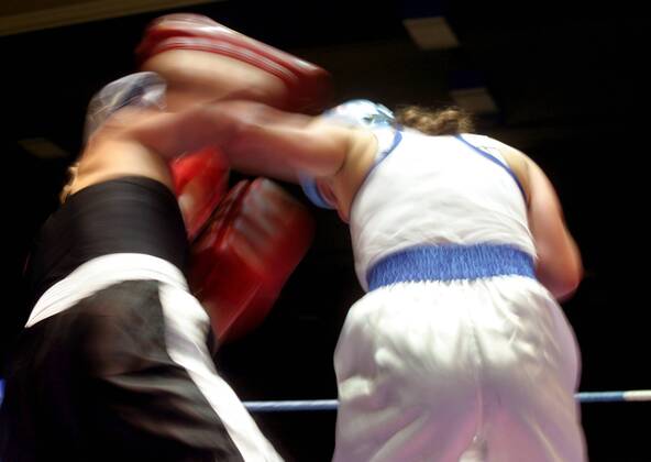 Amateurboxerinnen im offenen Schlagabtausch Boxen Damen Frauenboxen ...