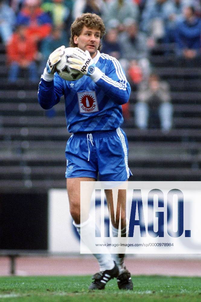 Torwart Eike Immel mit dem Ball Fußball 1. BL Herren Saison 1987 1988 ...